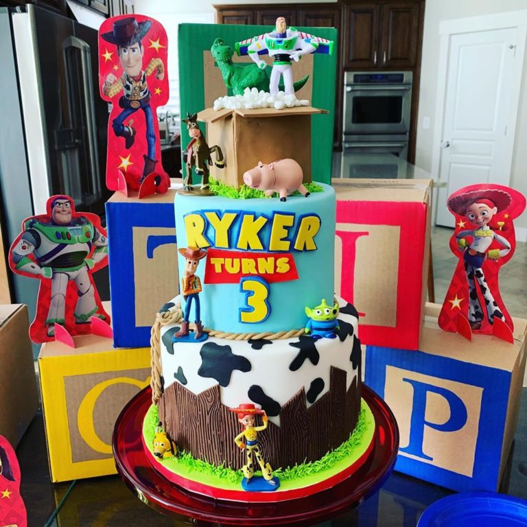 15 Eye-Catching Toy Story Cake Ideas & Designs | The Bestest Ever!