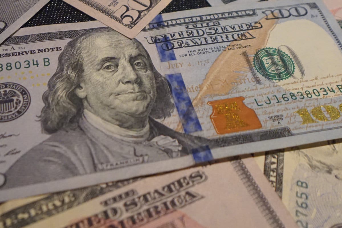 Does Starbucks Accept 100 Bills What Happens If You Use One does-starbucks-accept-100-bills-what-happens-if-you-use-one